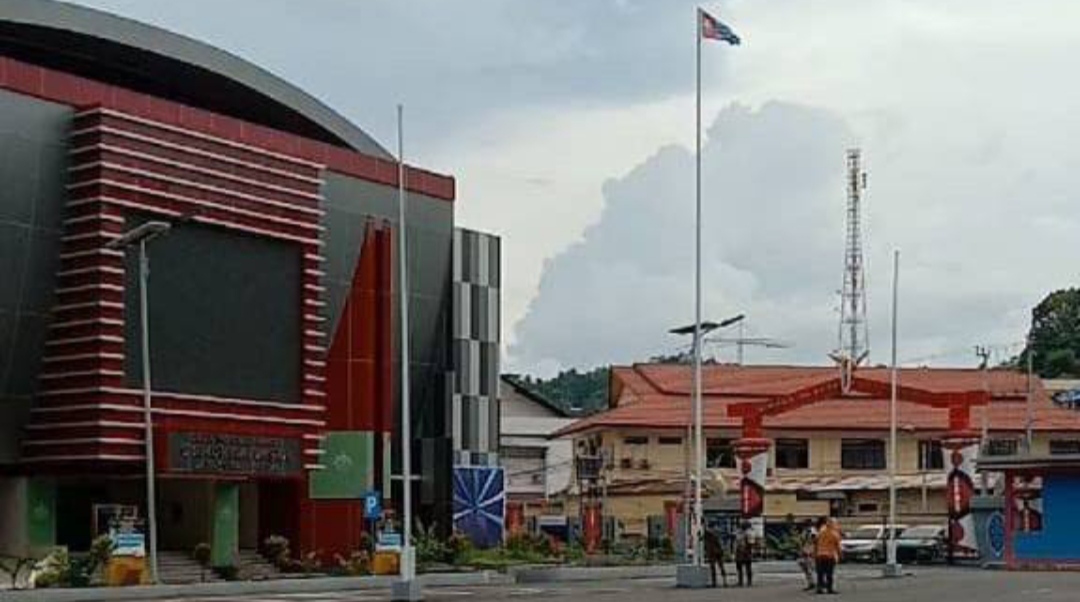 HUT OPM, Pemuda Kibarkan Bendera Bintang Kejora di Samping Mapolda ...