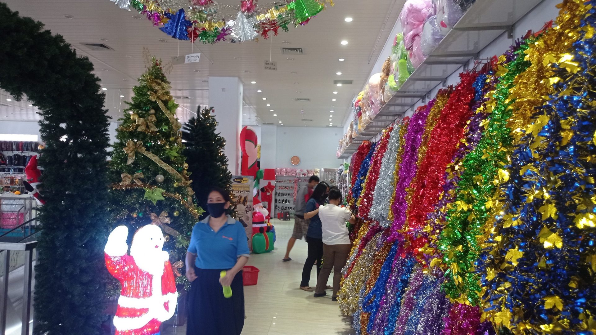 Toko di Palu Ini Jual Pernak Pernik Natal Mulai Rp 8 Ribu - Harian Sulteng