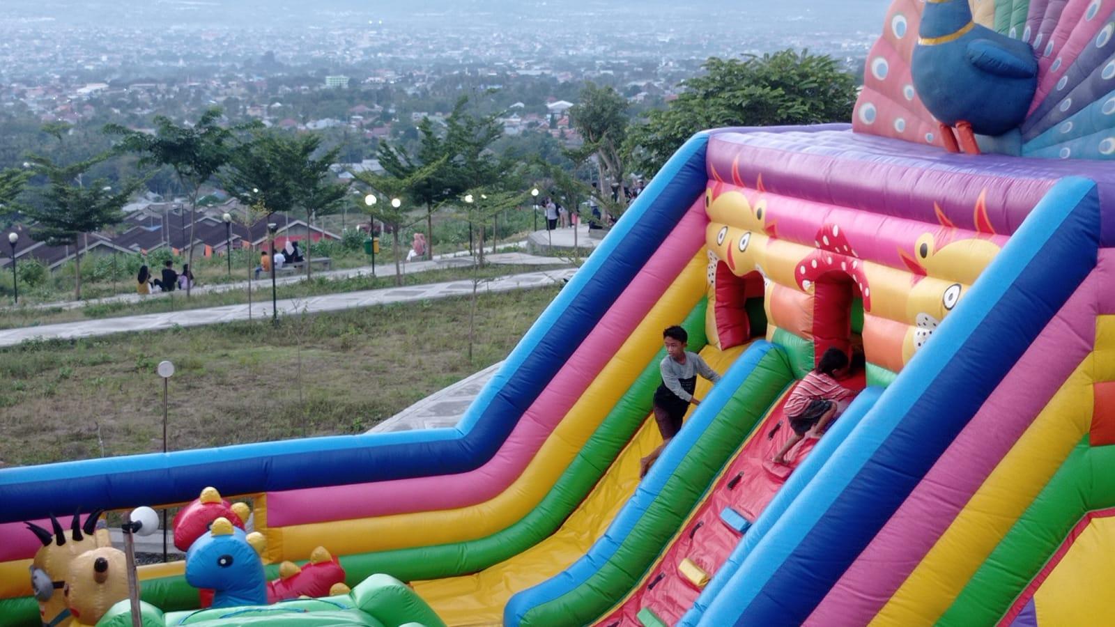 FOTO: Warga Padati Wahana Permainan Anak Taman Huntap Duyu Palu di ...