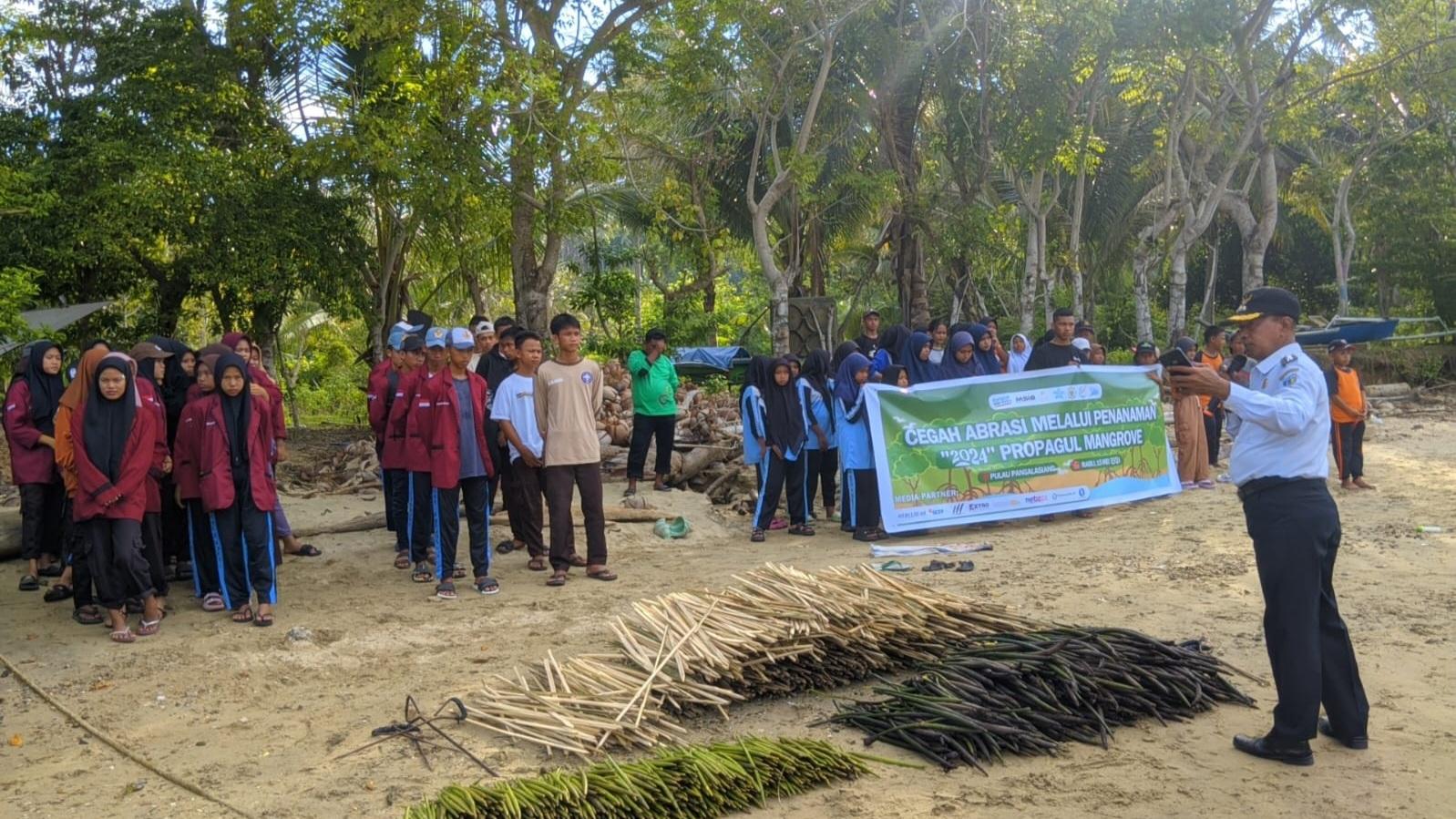 Cegah Abrasi Pantai, Mahasiswa Gelar Aksi Penanaman 2024 Propagul ...