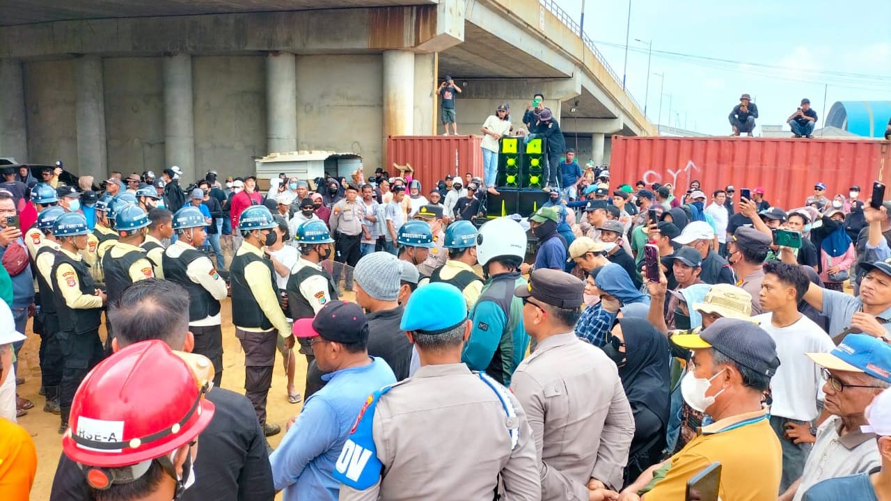 Warga Desa Ambunu Demo di Bawah Flyover PT IHIP, Suarakan 9 Tuntutan ...